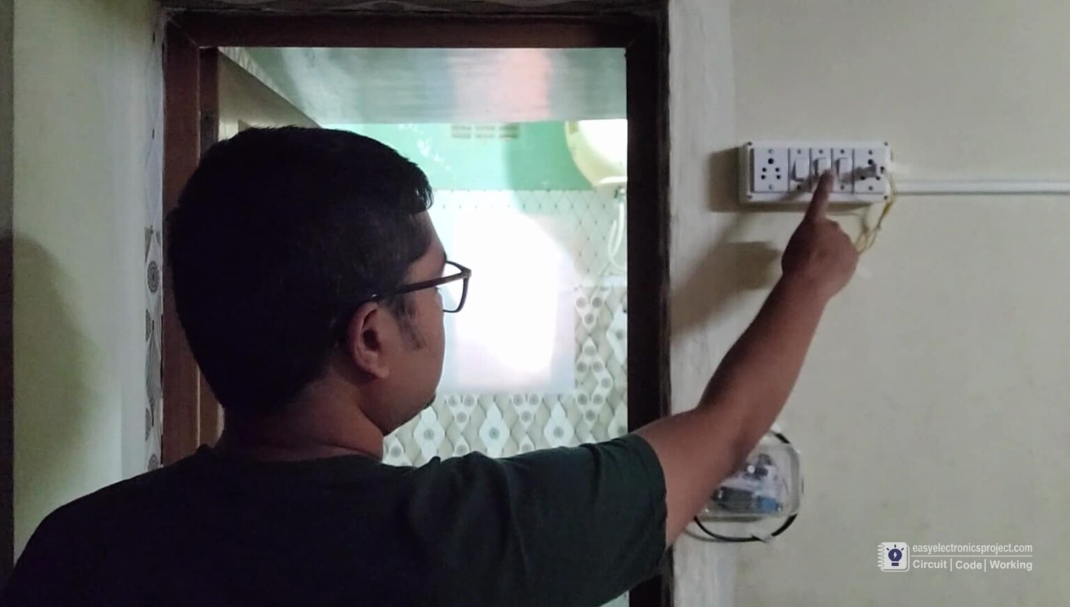Motion Sensor Light using IR Proximity Sensor & CD4017 Motion Sensor Light using IR Proximity Sensor & CD4017